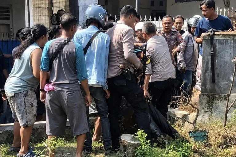Panik diamuk massa, pelaku maling motor di Indramayu loncat ke sungai ...
